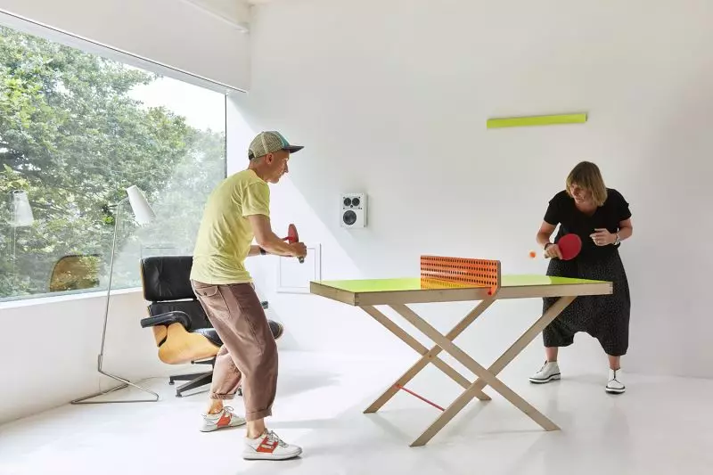 Stalo teniso ateitis atrodo šviesi, nes „Art of Ping Pong“ pristato „Fluro Mini Art Tables“.