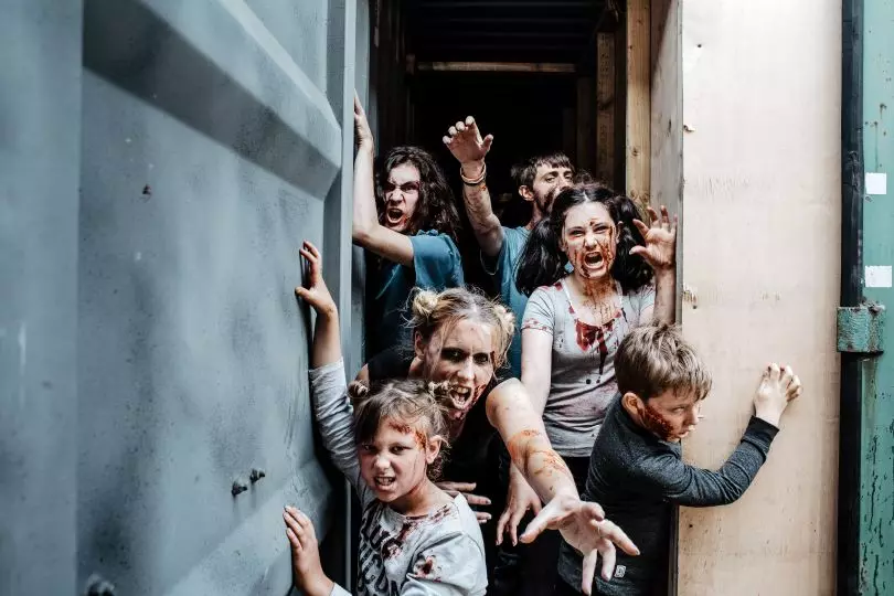 Zombie Crowd © Zomblogalypse. Fotografi dening Esme Mai
