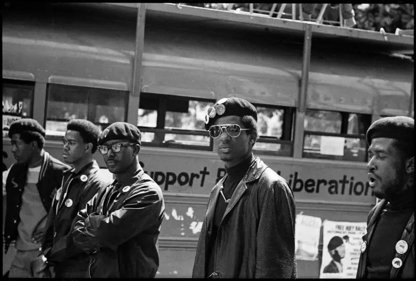 Black Panthers i se fa'apotopotoga Free Huey i Defermery Park, 1968, mai le, "The Lost Negatives," ata na pueina e Jeffrey Henson Scales. Fa'amatalaga: Jeffrey Henson Scales