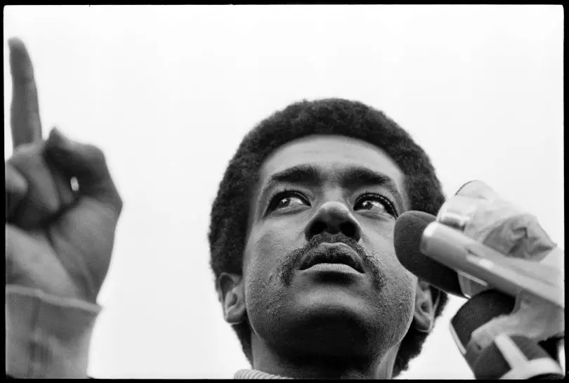 Bobby Seale, președintele The Black Panther Party, vorbind la un miting Free Huey la Defermery Park, Oakland Ca., 1968. din, „The Lost Negatives”, fotografii de Jeffrey Henson Scales Credit: Jeffrey Henson Scales