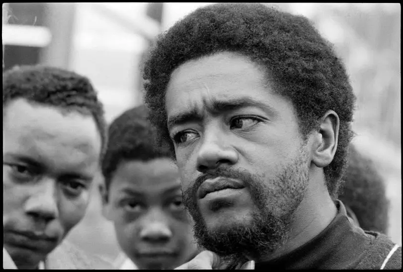 Bobby Seale, voorsitter van The Black Panther Party, praat met media, Oakland CA, 1969. van, "The Lost Negatives," foto's deur Jeffrey Henson Scales. Krediet: Jeffrey Henson Scales