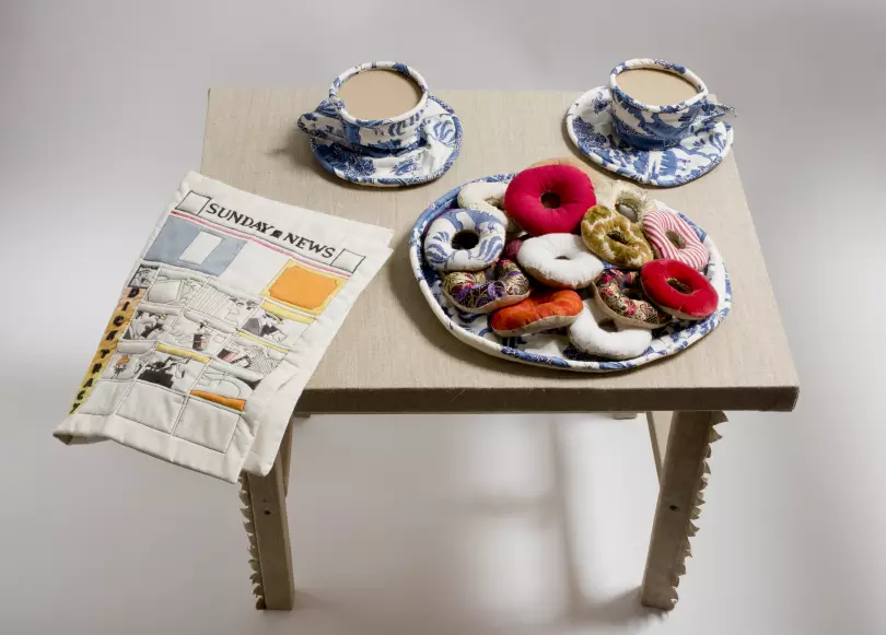 Jann Haworth, Donuts, Coffee Cups and Comic, 1962, Tyg, tråd och kapok, Wolverhampton Arts Center © med tillstånd av konstnären