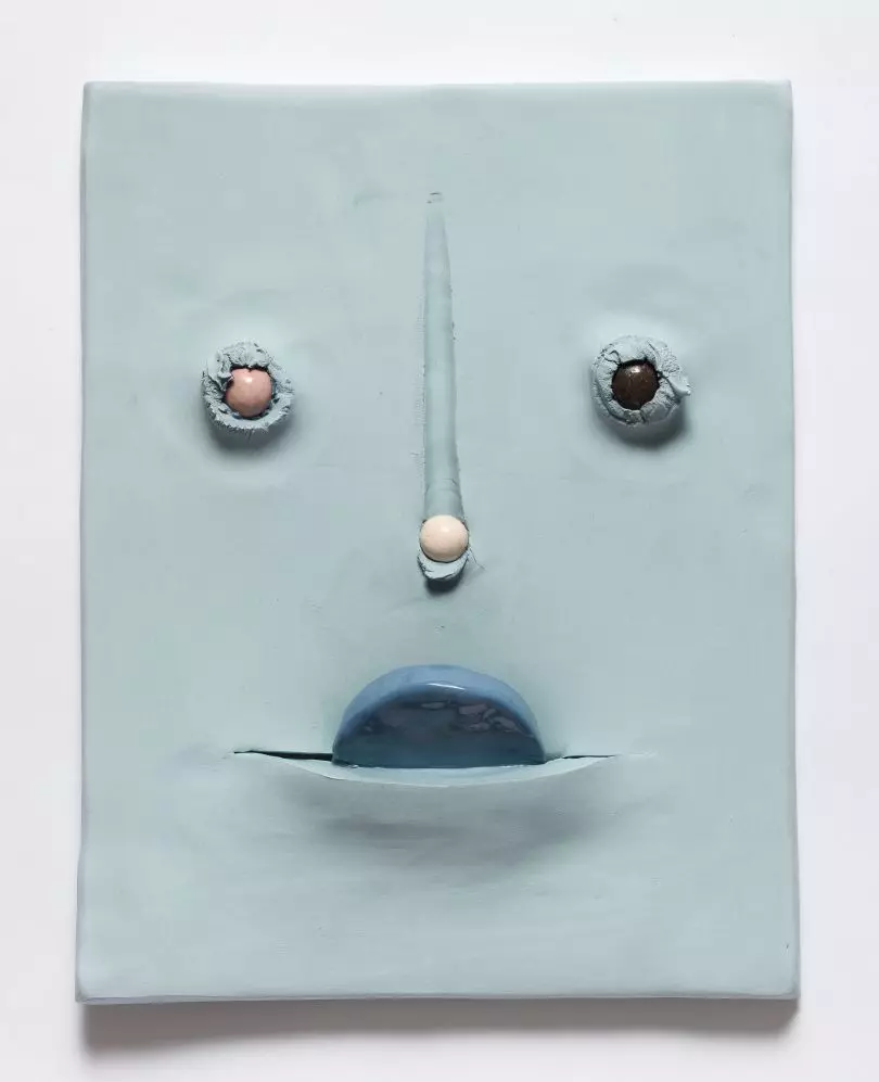 Jonathan Baldock, Maske III, 2019, seramîk, 31 x 35 cm. Copyright Jonathan Baldock. Xwezaya hunermend û Galeriya Stephen Friedman, London. Bi radestkirina Creative Boom.