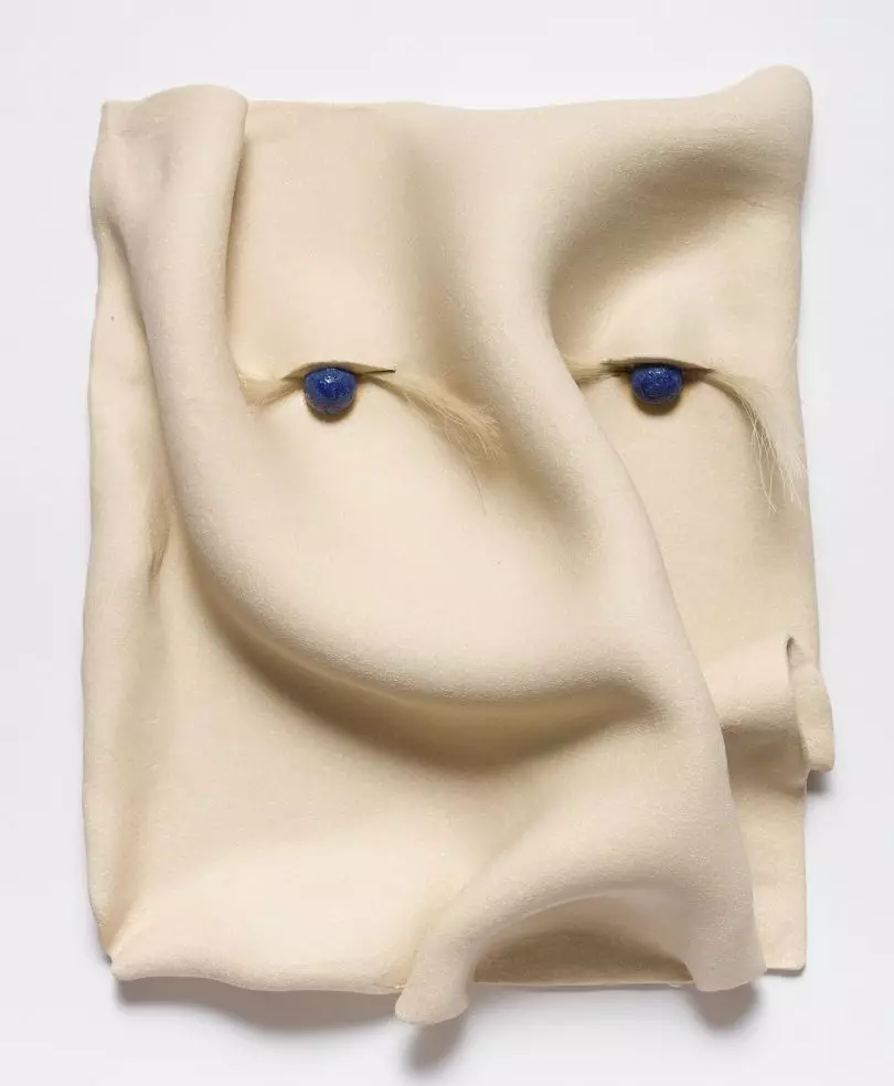 Jonathan Baldock, Maske I, 2019, Keramik, 31 x 25 cm. Urheberrecht Jonathan Baldock. Mit freundlicher Genehmigung des Künstlers und der Stephen Friedman Gallery, London
