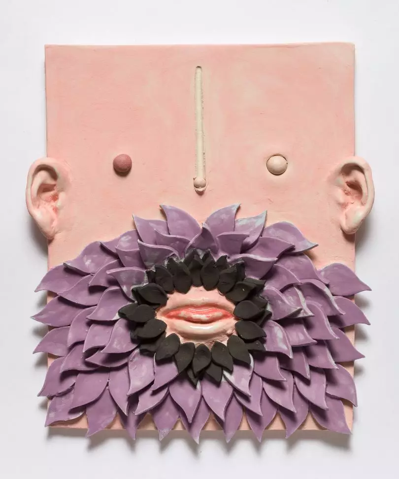 Jonathan Baldock, Maske VI, 2019, keramiek, 31 x 25 cm. Kopiereg Jonathan Baldock. Met vergunning van die kunstenaar en Stephen Friedman Gallery, Londen