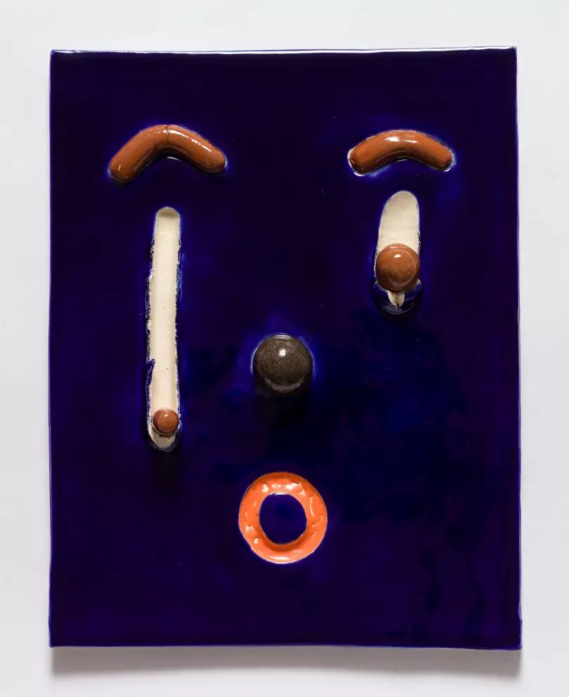 Jonathan Baldock, Maske XIII, 2019, ceramic, 31 x 35 cm. Copyright Jonathan Baldock. Sa kagandahang-loob ng artist at Stephen Friedman Gallery, London