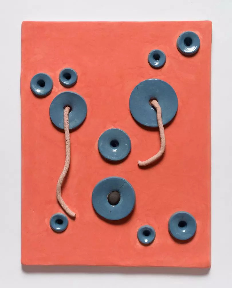 Jonathan Baldock, Maske IV, 2019, ceramic, 31 x 35 cm. ລິຂະສິດ Jonathan Baldock. ມາລະຍາດຂອງສິລະປິນແລະ Stephen Friedman Gallery, ລອນດອນ
