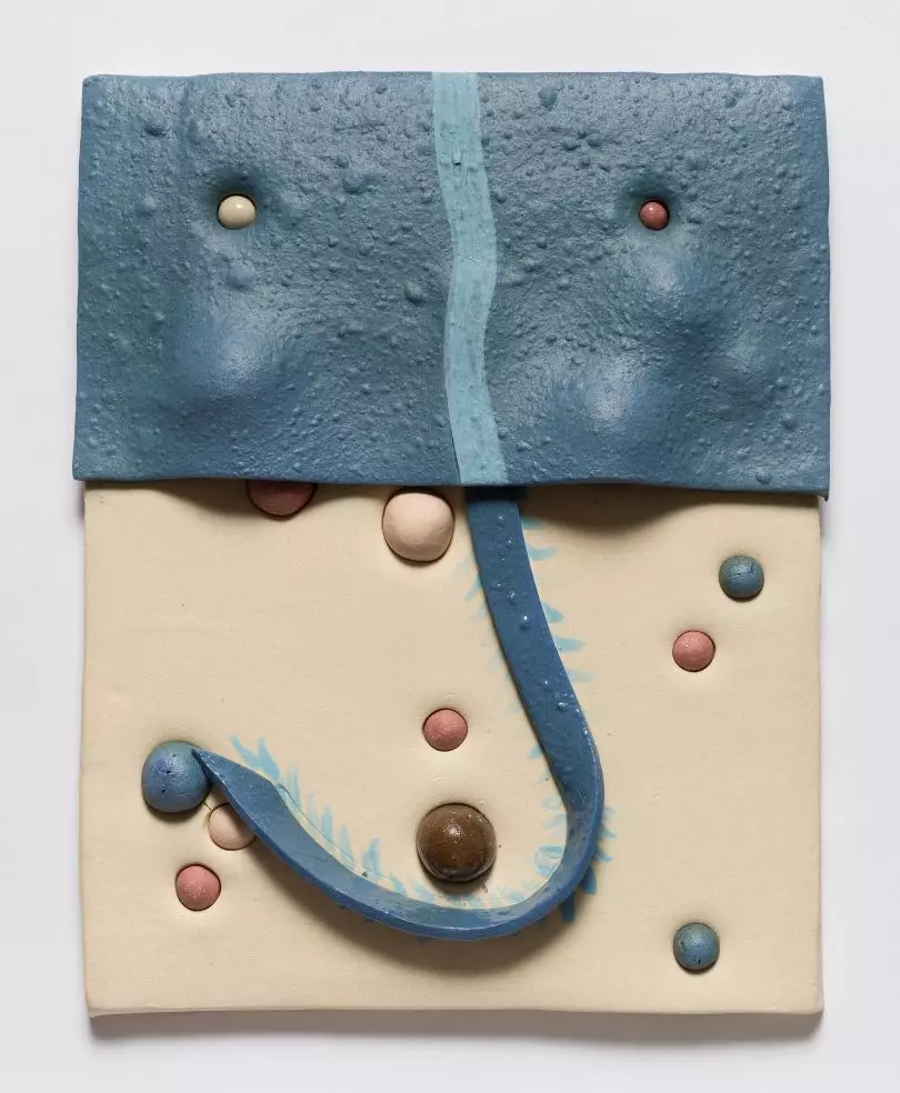 Jonathan Baldock, Maske XI, 2019, keramika, 31 x 35 cm. Avtorske pravice Jonathan Baldock. Z dovoljenjem umetnika in galerije Stephen Friedman, London