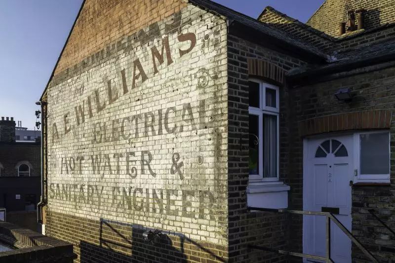 Ghost Signs: Ffotograffau sy'n dal hysbysebion brics pylu Prydain cyn iddynt ddiflannu am byth