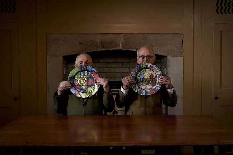 Gilbert & George ji hunerê re li ser piyalekê xizmet dikin da ku alîkariya bêmalên Londonê bikin