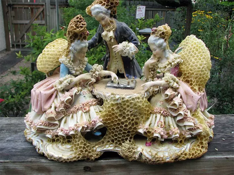 Бал под маскама: Уметник сарађује са пчелама како би поправио предмете и направио скулптуре у саћу 1746_1