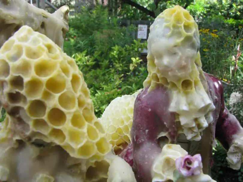 Бал под маскама: Уметник сарађује са пчелама како би поправио предмете и направио скулптуре у саћу 1746_10