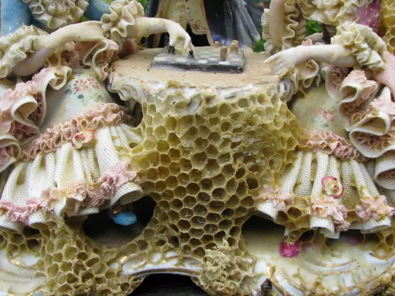 Бал под маскама: Уметник сарађује са пчелама како би поправио предмете и направио скулптуре у саћу 1746_11