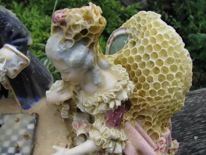 Бал под маскама: Уметник сарађује са пчелама како би поправио предмете и направио скулптуре у саћу 1746_12