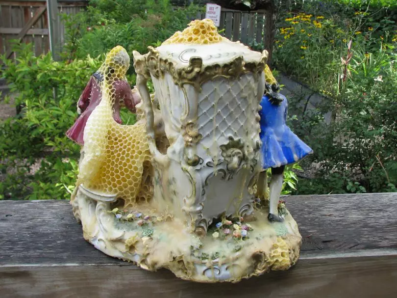 Бал под маскама: Уметник сарађује са пчелама како би поправио предмете и направио скулптуре у саћу 1746_5