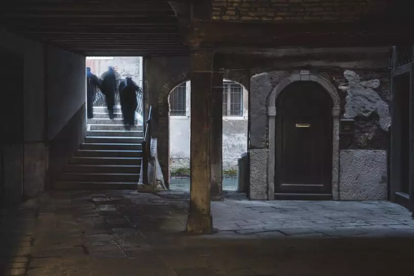 في المتاهة: سلسلة التصوير الفوتوغرافي تكشف عن الجانب السري للمدينة الغارقة 1747_4