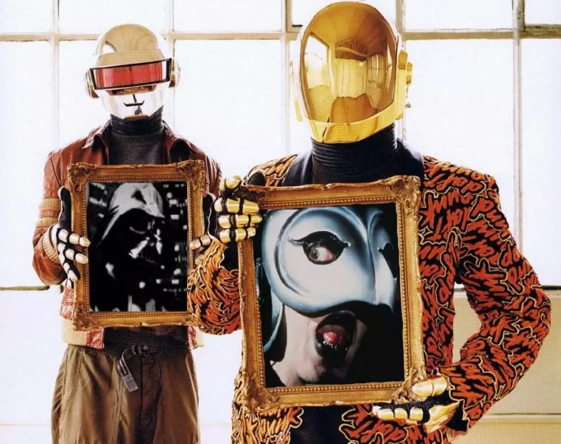 Daft Punk ve svých originálních helmách a rukavicích (s laskavým svolením Tonyho Gardnera)