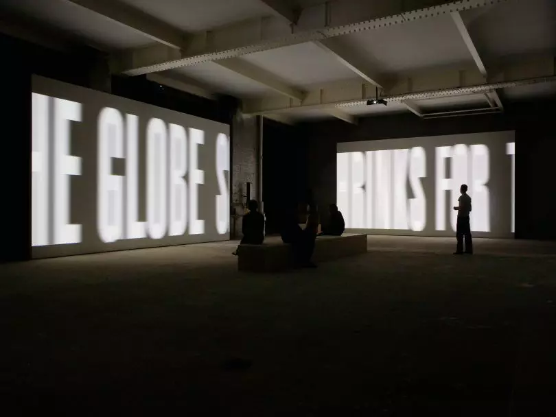 Barbara Kruger, The Globe Shrinks, 2010, sazkirina vîdyoya çar-kanal; reng, deng; 12 deqe, 43 sek., bi xêra Sprüth Magers, dîtinên sazkirinê, Sprüth Magers, London, 2011, © Barbara Kruger, wêne ji hêla Stephen White ve, ji hêla Sprüth Magers