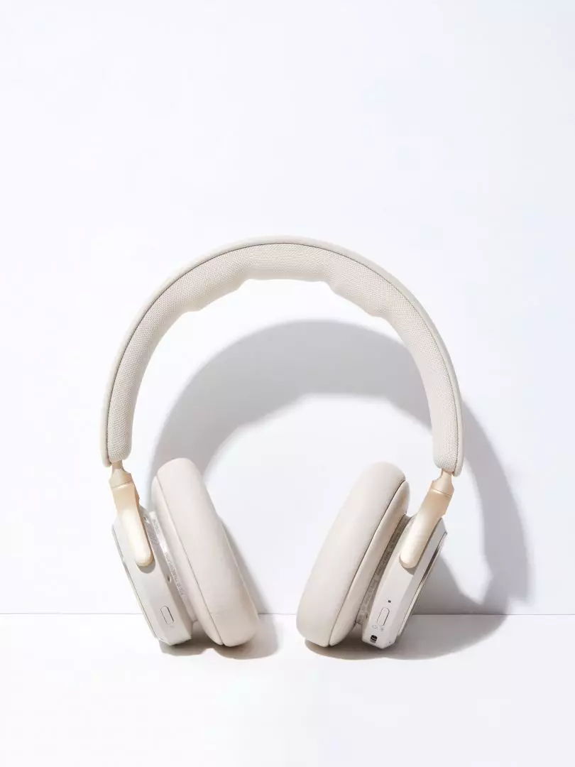 Beoplay HX Wireless Headphones by Bang & Olufsen bi rêya The Conran Shop. Bihayê wê 449 lîre ye