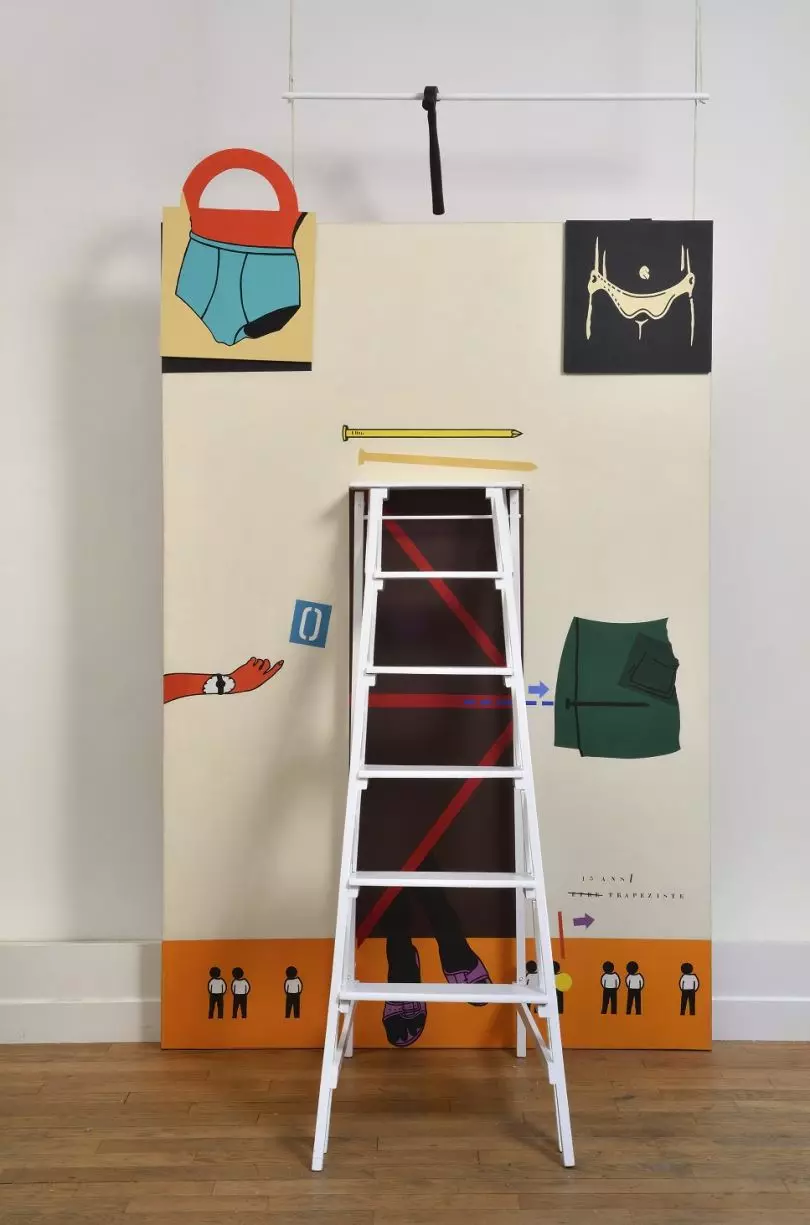 Hervé Télémaque, Confidence, 1965, Magna on canvas, painter’s stepladder, carpenter’s hammer, rod and ropes 211 x 130 x 86 cm. تصوير: جين لوئس لوسي © Hervé Télémaque، ADAGP، پيرس ۽ DACS، لنڊن 2021.