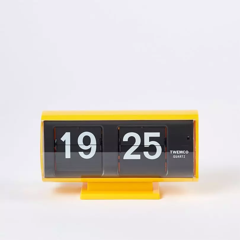 นาฬิกาพลิก QT-30 สีเหลือง โดย TWEMCO