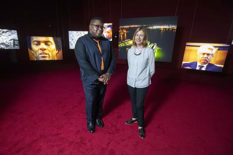 ສິນລະປິນ Isaac Julien, CBE, RA ເປີດເຜີຍການສາຍຮອບປະຖົມມະທັດຂອງ UK Lessons of Hour ທີ່ຫ້ອງສະແດງສິລະປະສະໄໝໃໝ່ຂອງ Scottish Gallery ເຊິ່ງເປັນສ່ວນໜຶ່ງຂອງ Edinburgh Art Festival 2021. Credit Duncan McGlynn