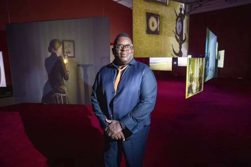 Yr artist Isaac Julien, CBE, RA yn dadorchuddio première y DU o’i waith Lessons of Hour yn Oriel Celf Fodern yr Alban fel rhan o Ŵyl Gelf Caeredin 2021. Credyd Duncan McGlynn