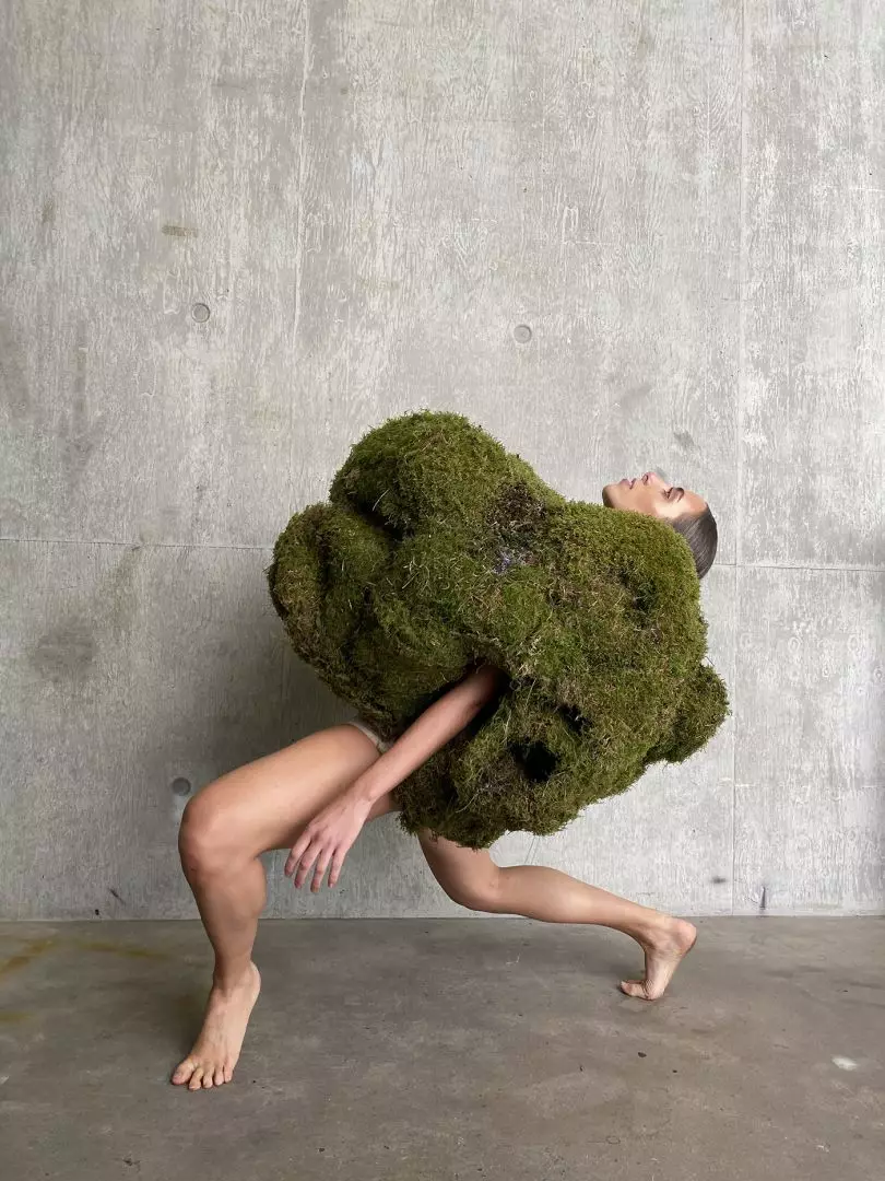 'FEN (Growing Garments)' oleh Lydia Hardcastle, BA Performa: Desain dan Praktik