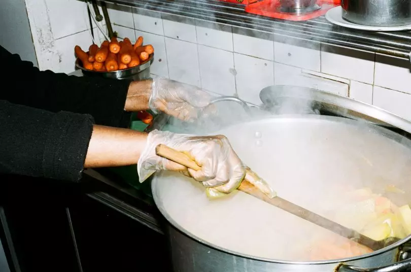 Zeret Kitchen © Jonas Martinez / Museum of London کے اندر کھانا پکانا