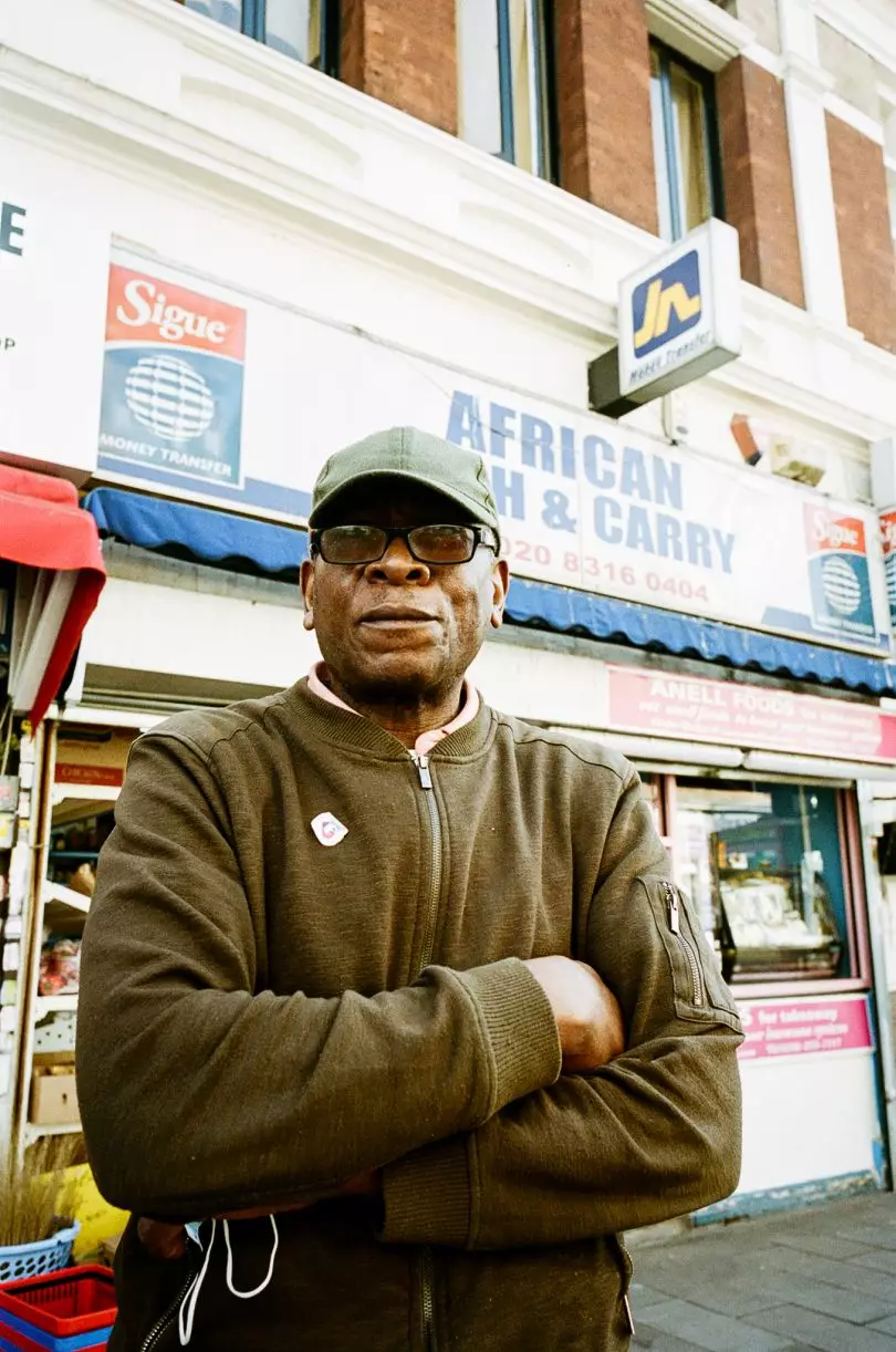 Eugene Takwa yn African Cash & Carry yn Woolwich © Jonas Martinez / Amgueddfa Llundain