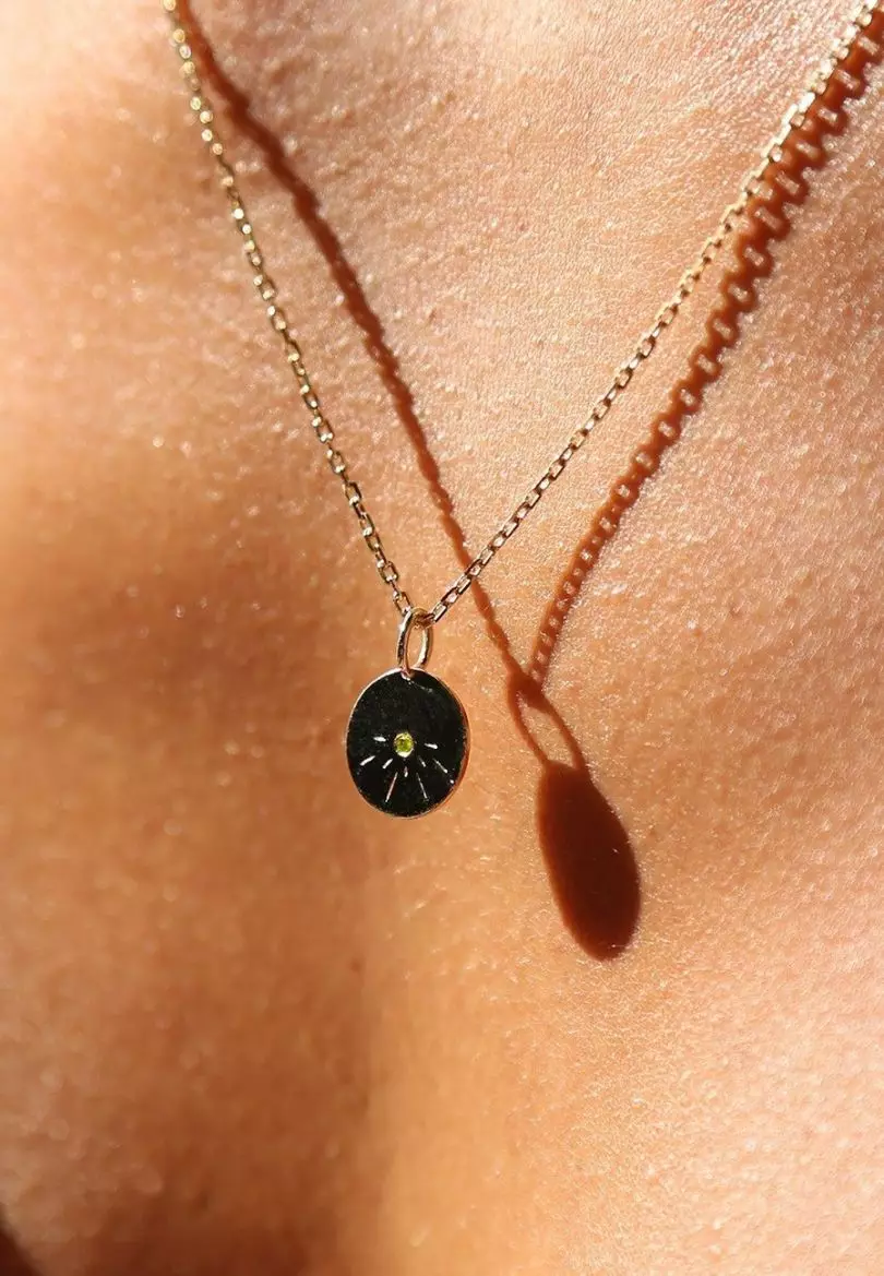 Adriana Chede ၏ Sun Necklace ကို လိုက်နာပါ။