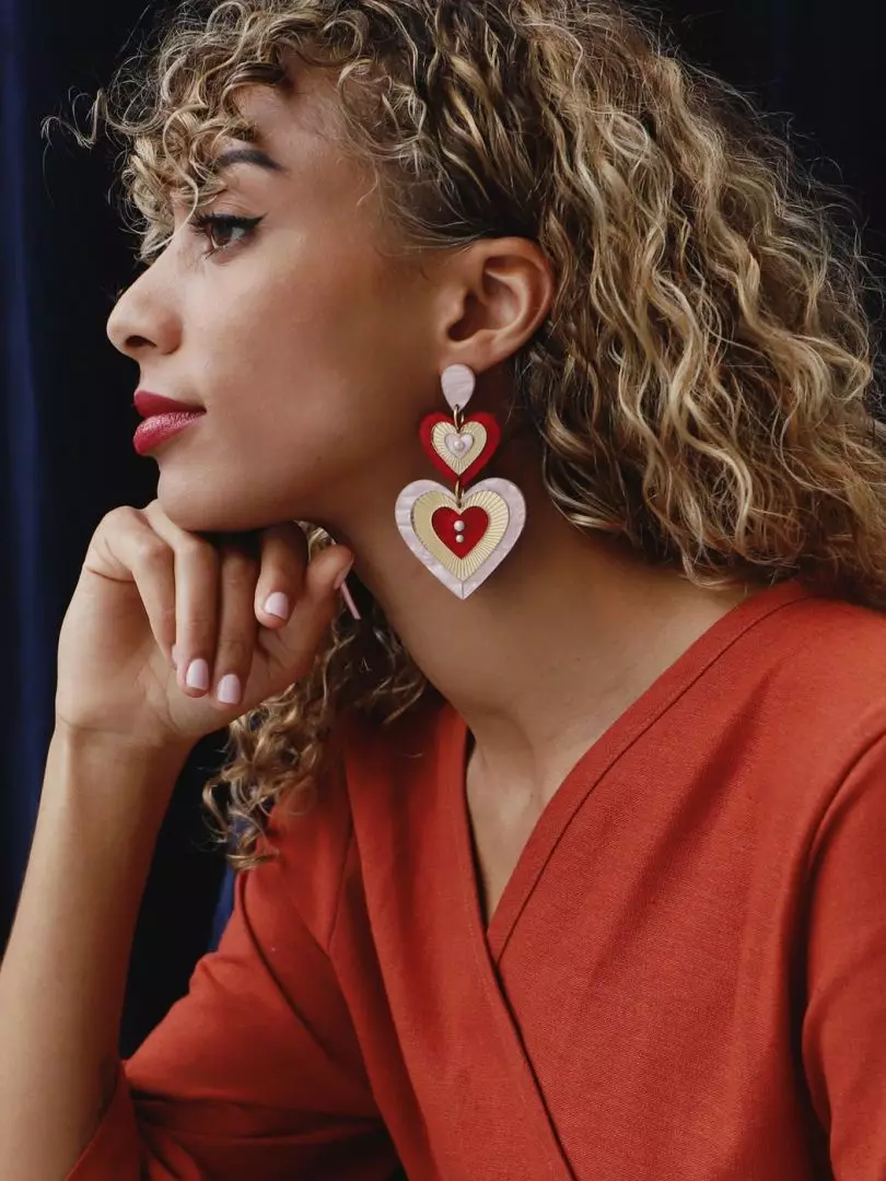 Завушніцы Ava Statement ад [Wolf & Moon](https://www.wolfandmoon.com/collections/reverie/products/ava-statement-earrings-in-red-pink-limited-edition). Цана £85