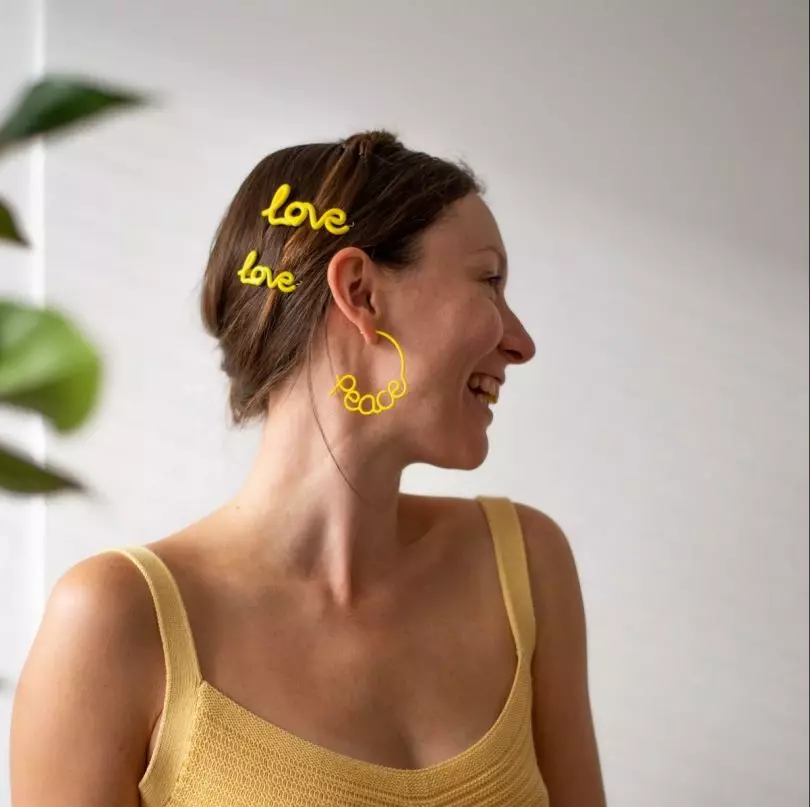 'Sülh' sırğaları £75, £32-dən başlayan 'Sevgi' saç klipi [Zoe Sherwood] (https://www.zoesherwood.co.uk/product/love-hair-clip/)