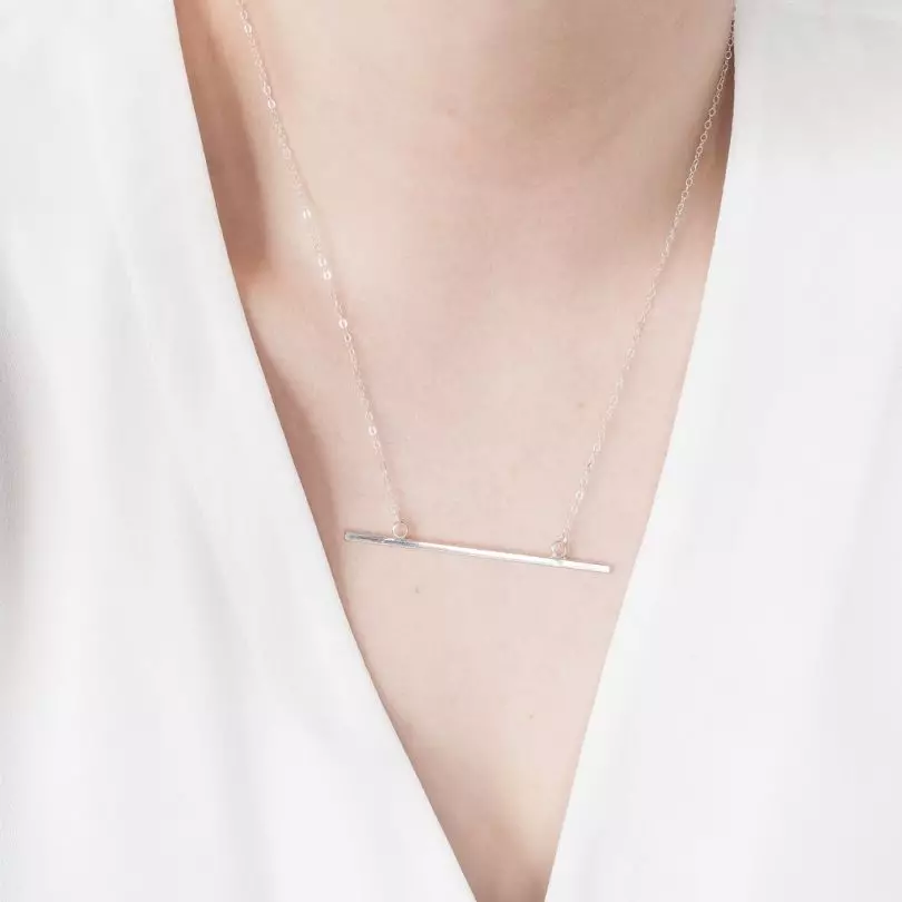 کم سے کم بار کا ہار بذریعہ [OMCH](https://www.ohmyclumsyheart.com/collections/necklaces/products/sterling-silver-horizontal-bar-necklace)۔ £27 کی قیمت ہے۔