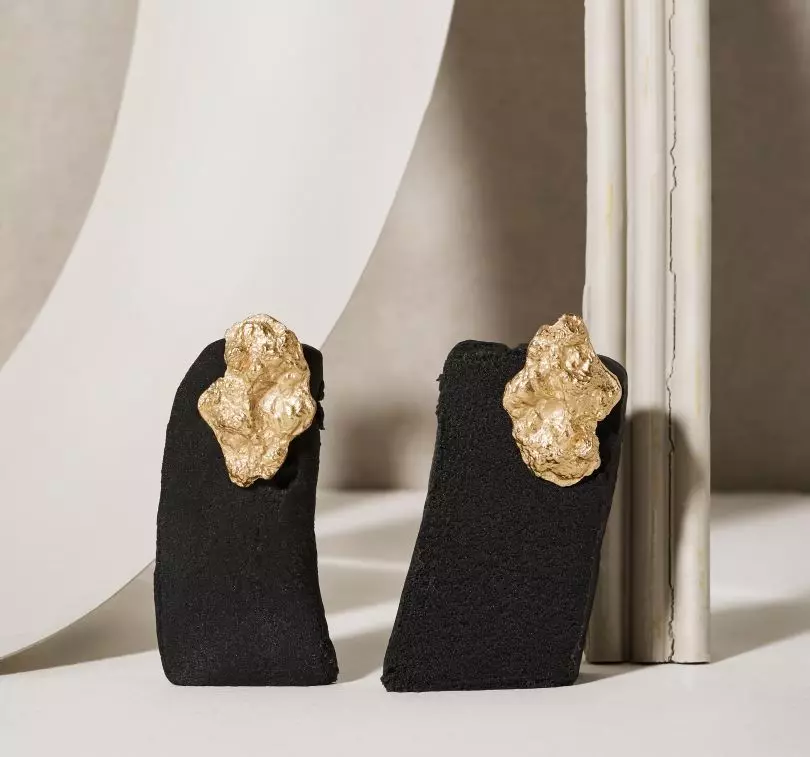 Завушніцы з цэлюлозы ад [Лоры Нэльсан](https://www.lauranelson.shop/collections/pulp-range/products/pulp-earrings?variant=12763976925287). Кошт £175. Фота Nocera&Ferri