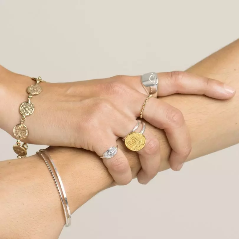 [Nagle va Sisters] tomonidan Sapta Ring (https://www.nagleandsisters.com/collections/our-favourites/products/sapta-ring). Narxi £150