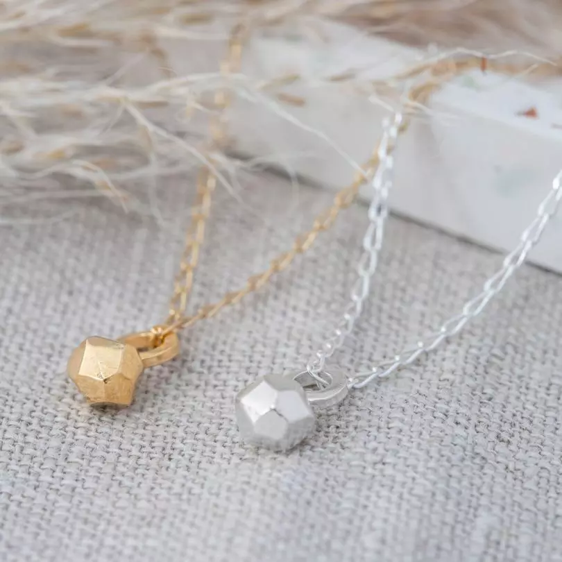 [Elin Horgan] (https://www.elinhorgan.com/product-page/meteorite-necklace-1) 的隕石項鍊。售價 80 英鎊