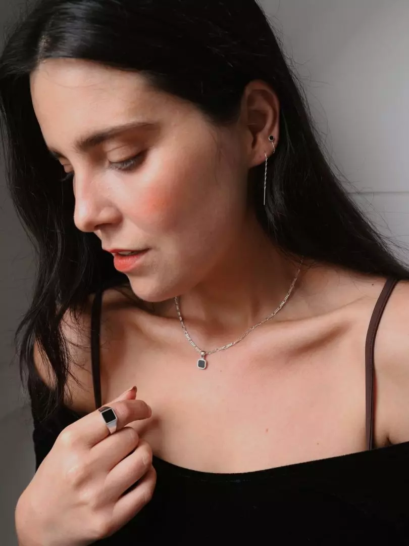 Vòng cổ 'Marlowe' tối của [Dòng & Hiện tại] (https://linesandcurrent.com/collections/neckboards/products/dark-marlowe-necklace). Giá £ 58