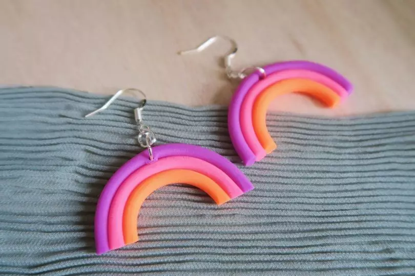 Pendientes Purple Neon Rainbow de [Rose Valley](https://www.etsy.com/uk/listing/828940854/purple-neon-rainbow-arch-dangle-earrings). Con un precio de £ 5.95