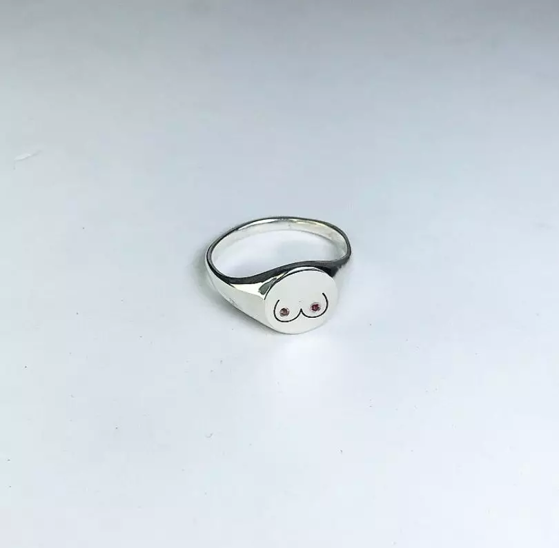 Boob signet ring của [Ella Bull] (https://www.ellabull.com/shop/sa3tukzaykcfkpsnbcggdda3t9eoy7). Giá £ 195