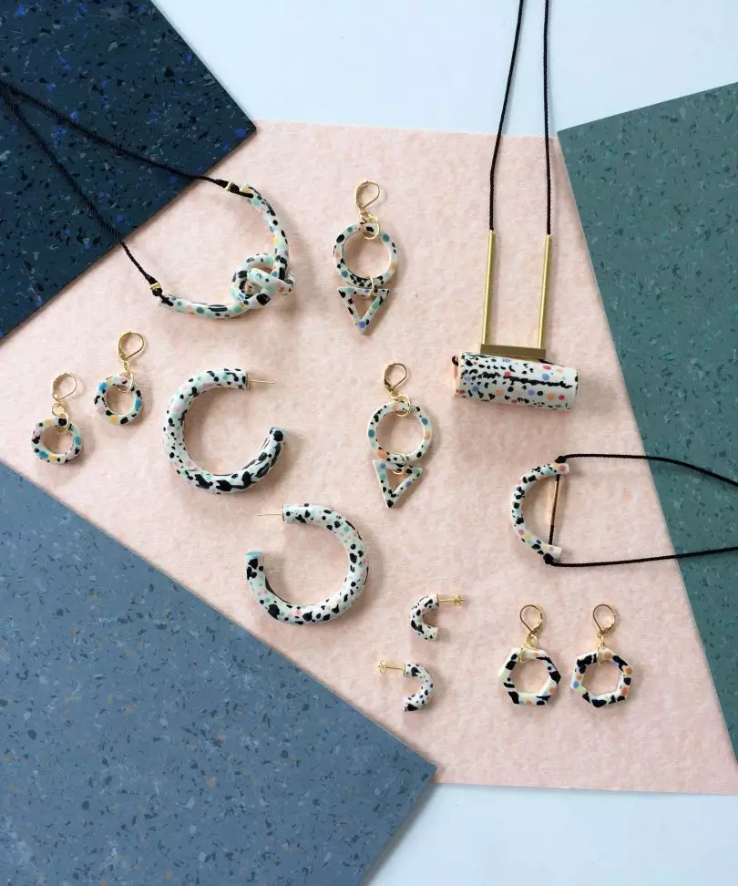 Koleksyon mouche pa [Aliyah Hussain](https://shop.ahussainjewellery.co.uk/product/speckled-loop-necklace-peony). Pri yo kòmanse soti nan £ 25