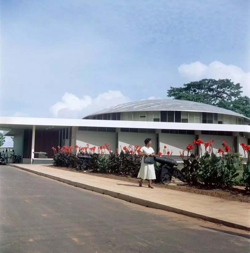 Ghana, 1958 – naine lahkub Ghana rahvusmuuseumist, Accra © 2021 Todd Webb arhiiv