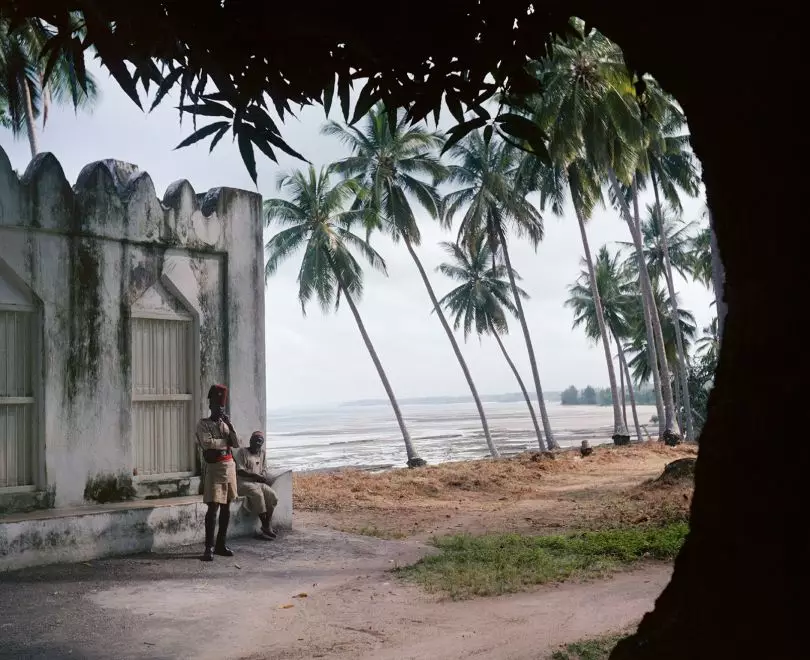 Tanganyika (Tanzania), 1958 - Tanganikako polizia eta gizona Indiako Ozeanoko kostaldetik gertu dagoen horma baten ondoan © 2021 Todd Webb Archive