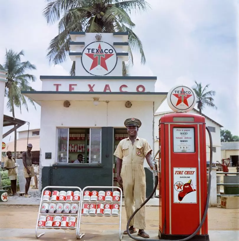 Togoland (Togo), 1958 – Asistan nan estasyon Texaco © 2021 Todd Webb Archive