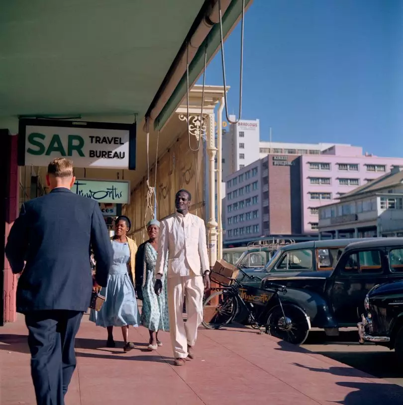 Južná Rodézia (Zimbabwe), 1958 – Chodci kráčajúci okolo SAR Travel Bureau, Truworths a ďalších obchodov, Bulawayo © 2021 Archív Todd Webb