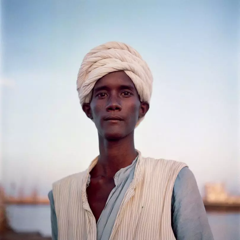 Sudan, 1958 – Eserese nwoke nwere akwa nkuku n'akụkụ ọdụ ụgbọ mmiri © 2021 Todd Webb Archive