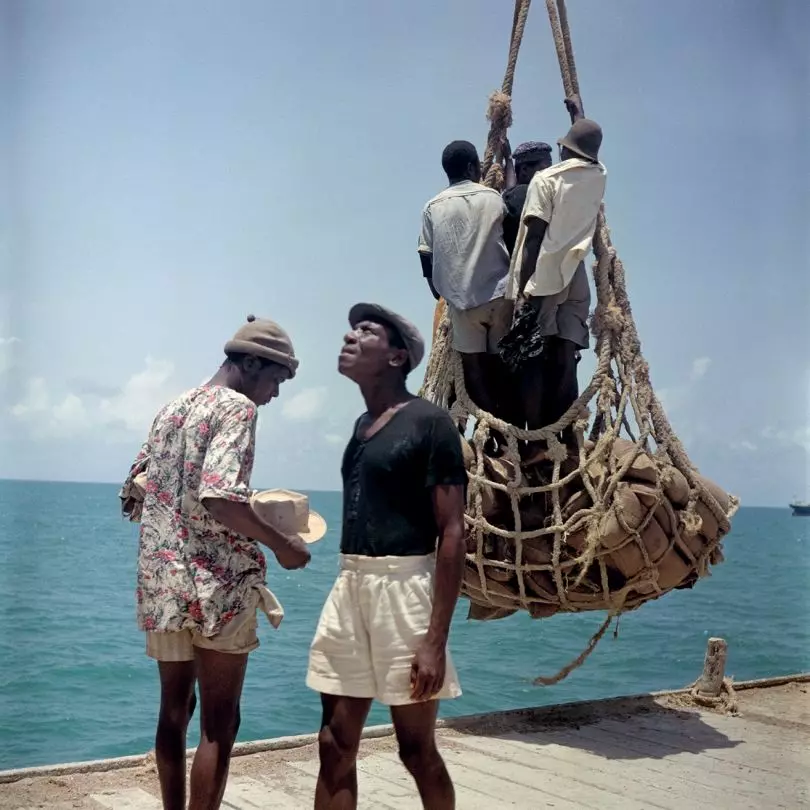 Togoland (Togo), 1958 - Chaw thau khoom neeg thiab khoom ntawm Lomé chaw nres nkoj © 2021 Todd Webb Archive