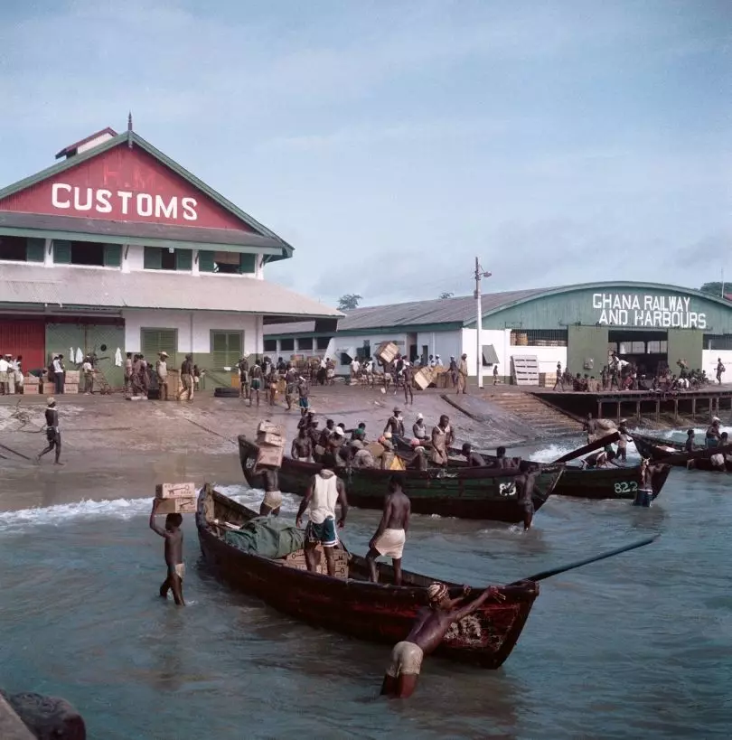 가나, 1958 – 백그라운드에서 세관과 가나 철도 및 항구가 있는 하역 화물, Accra © 2021 Todd Webb Archive