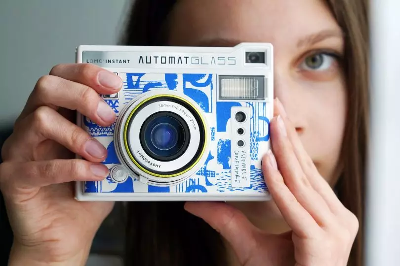 लॉरा स्लेटर आणि लोमोग्राफी द्वारे अनन्य डिझाइनसह झटपट कॅमेरा