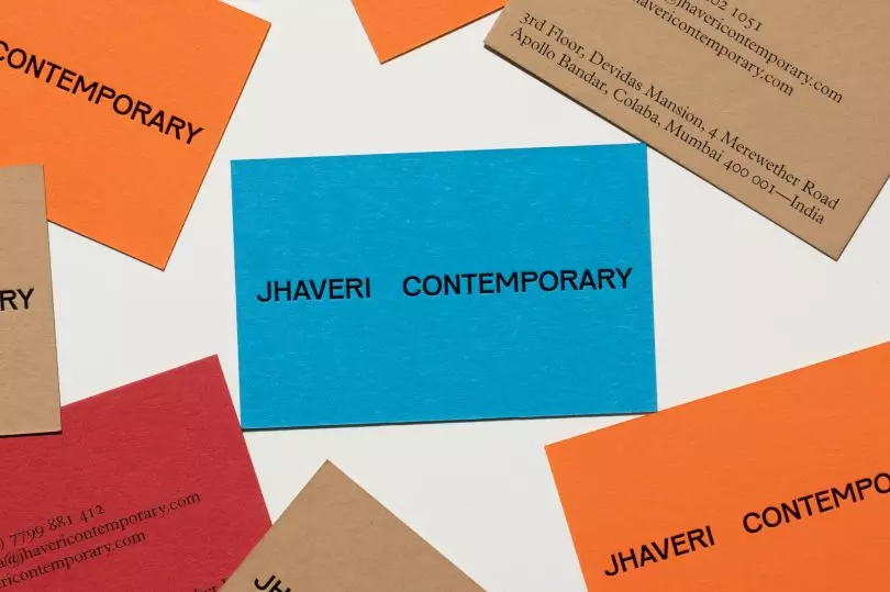 Tożsamość galerii Jhaveri Contemporary autorstwa Sthuthi Ramesha inspirowana jest kioskiem z mlekiem z 1966 r. 2016_6